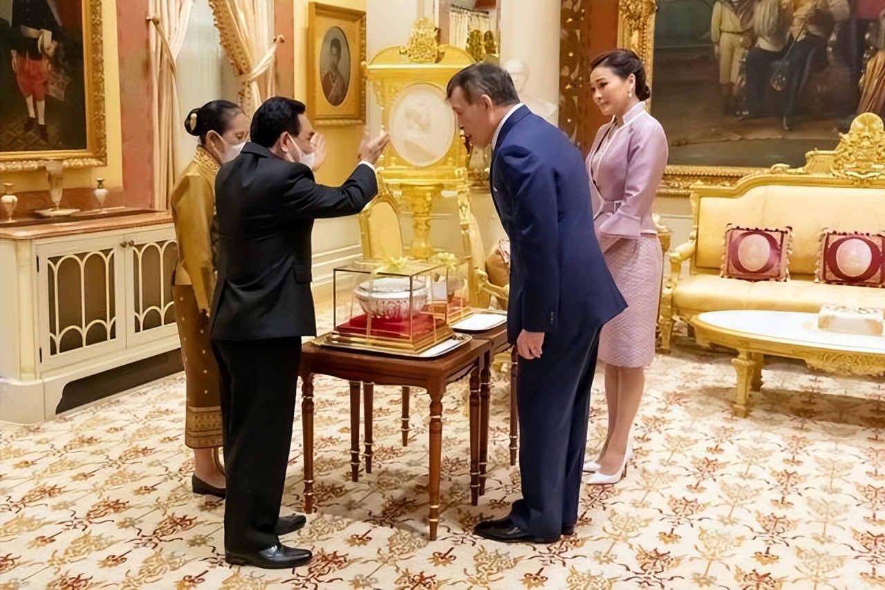 The 44-year-old Queen Suthida of Thailand is so tender in a pink dress ...