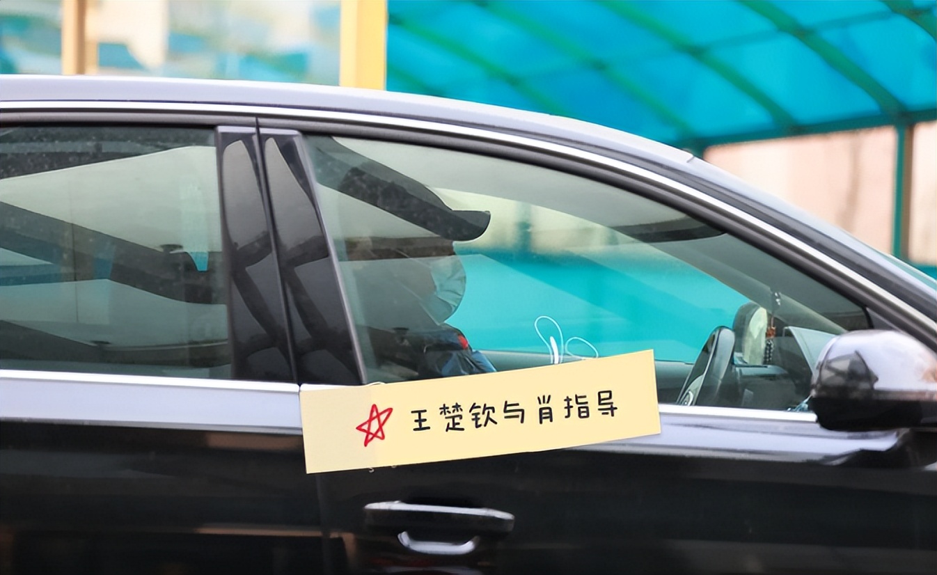 Someone cares so happy! Team leader Xiao Zhan drove Wang Chuqin in a ...