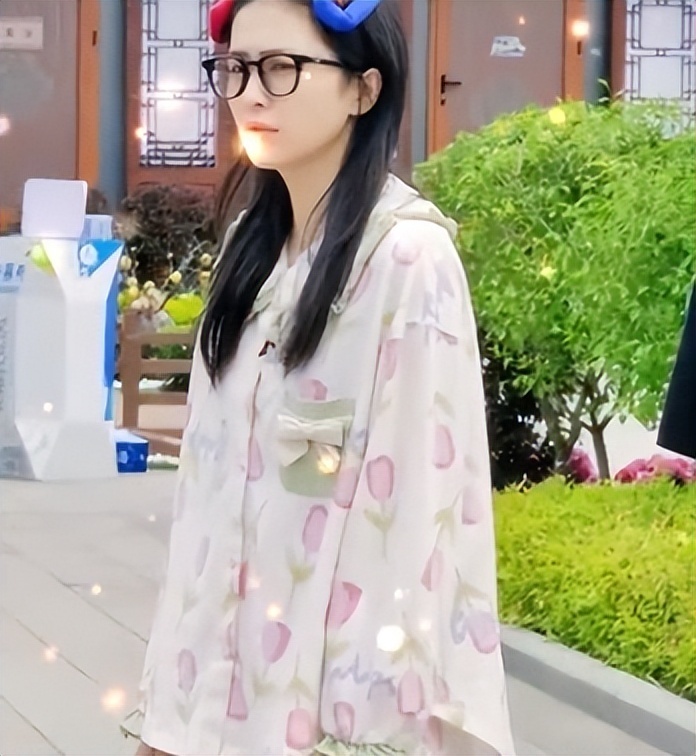 Net exposure of white deer running bar without makeup photos, wearing ...