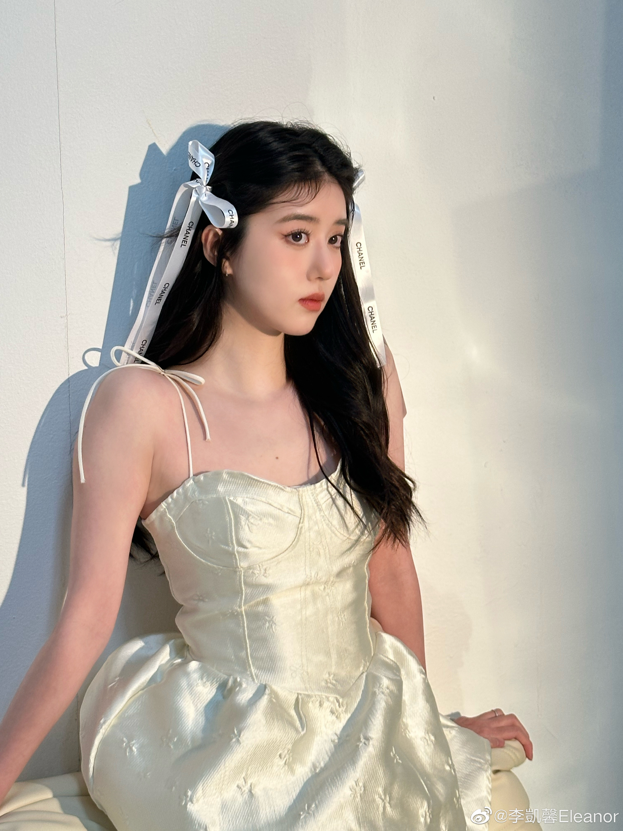 Sweet pet actress Li Kaixin shares the latest photo, wearing a tube top ...