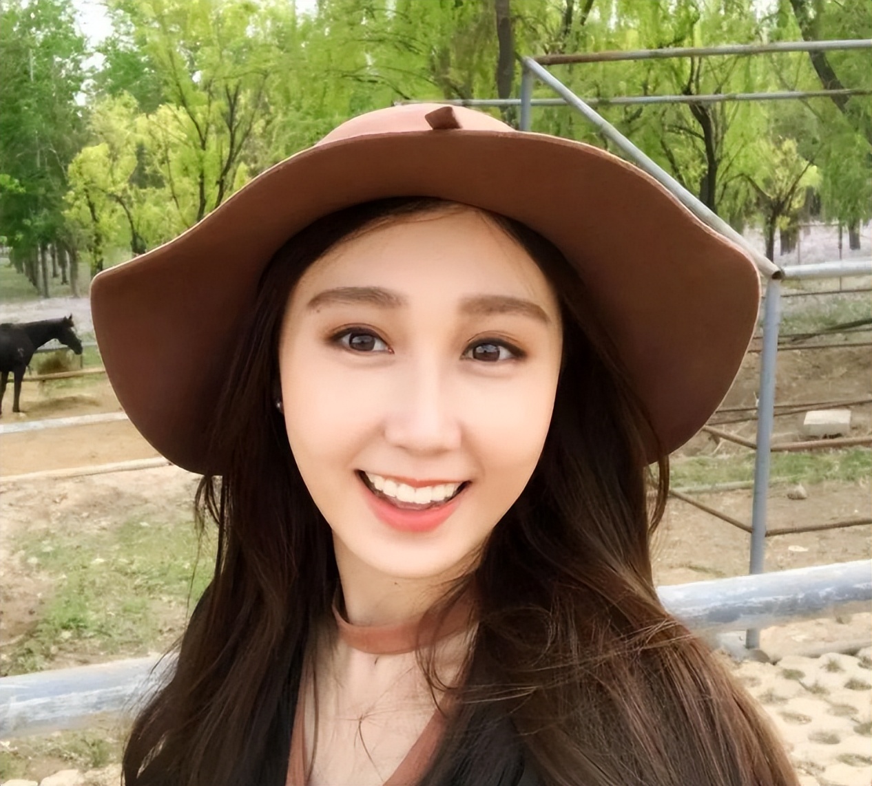 Shui Junyi's daughter Shui Yishi became a CCTV reporter, confident and ...