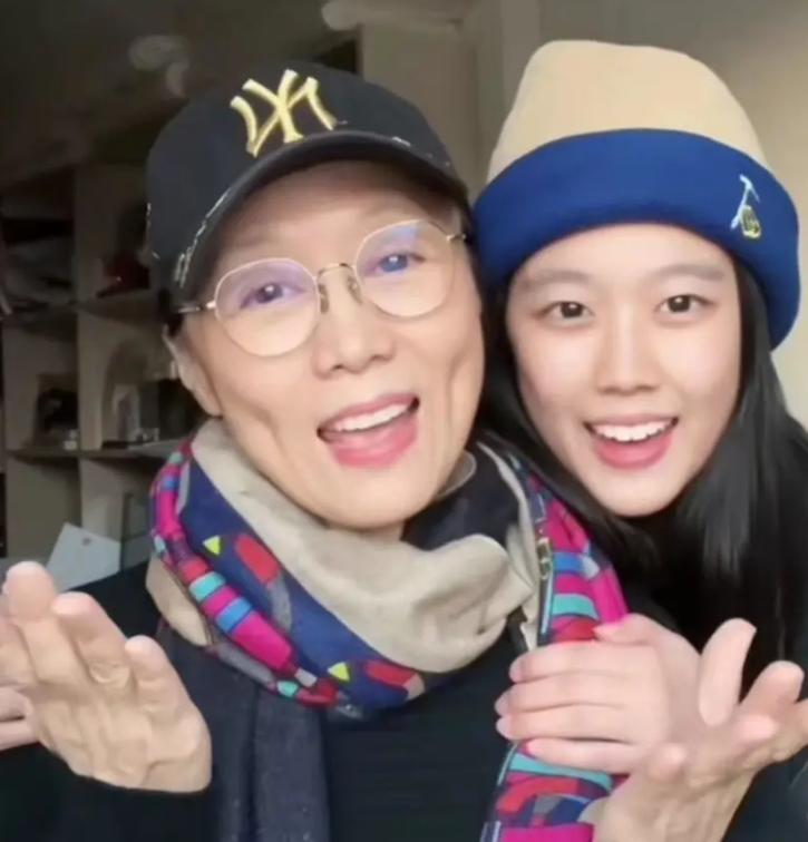 Wu Qiong's dinner with her 11-year-old mother-in-law sparked controversy! Grabbing vegetables ...