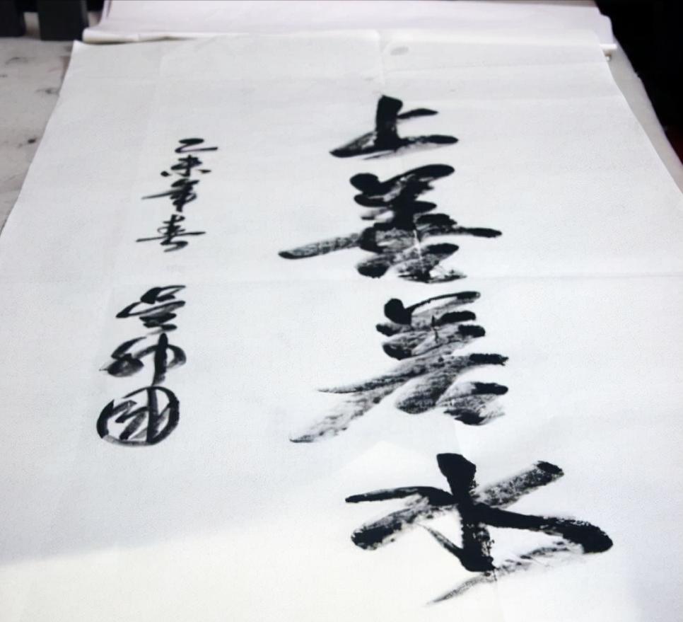 Wu Bangguo's calligraphy, with strong strokes and full of rhythm, is ...