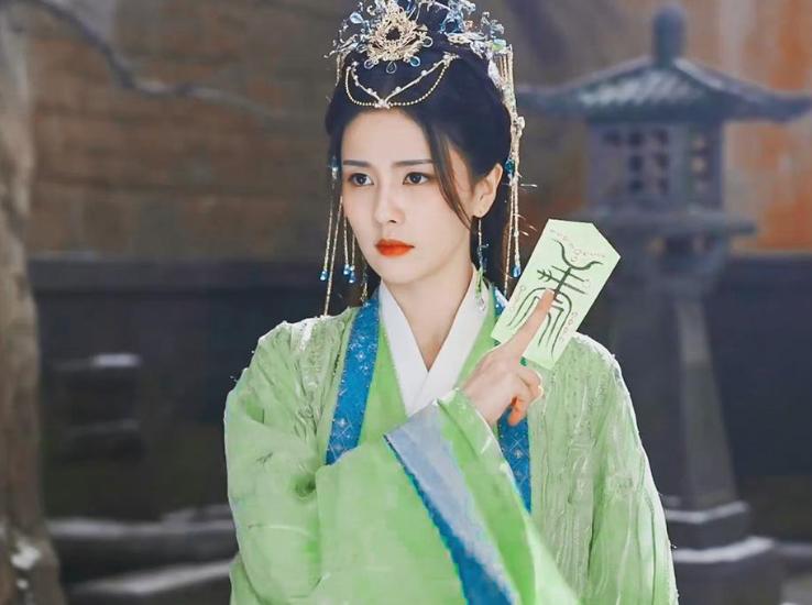 Acting as a girl at the age of 34, playing the role of a boy at the age ...
