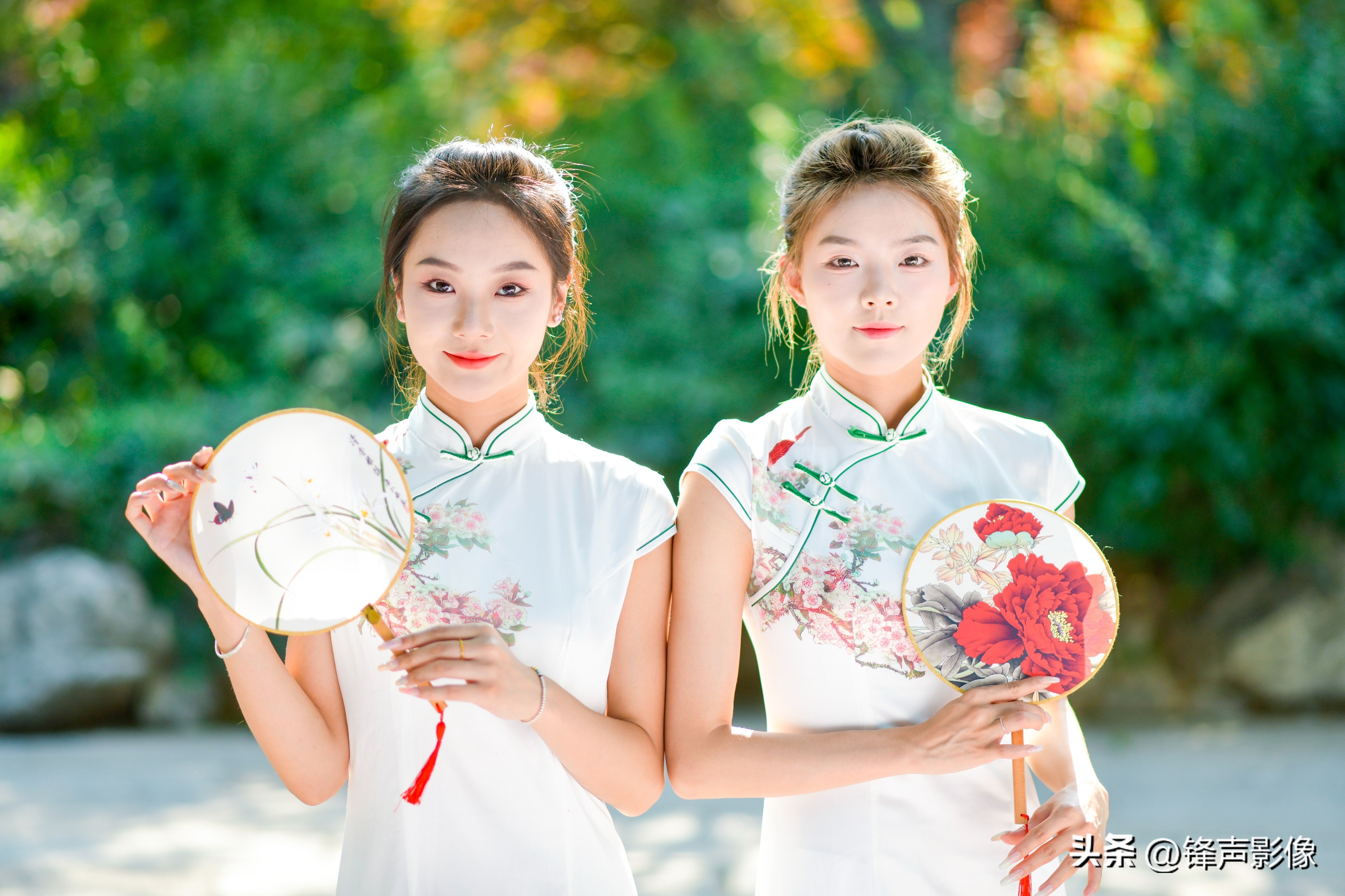 The beautiful girl in cheongsam at the door of Xia Yuhe's house - iNEWS