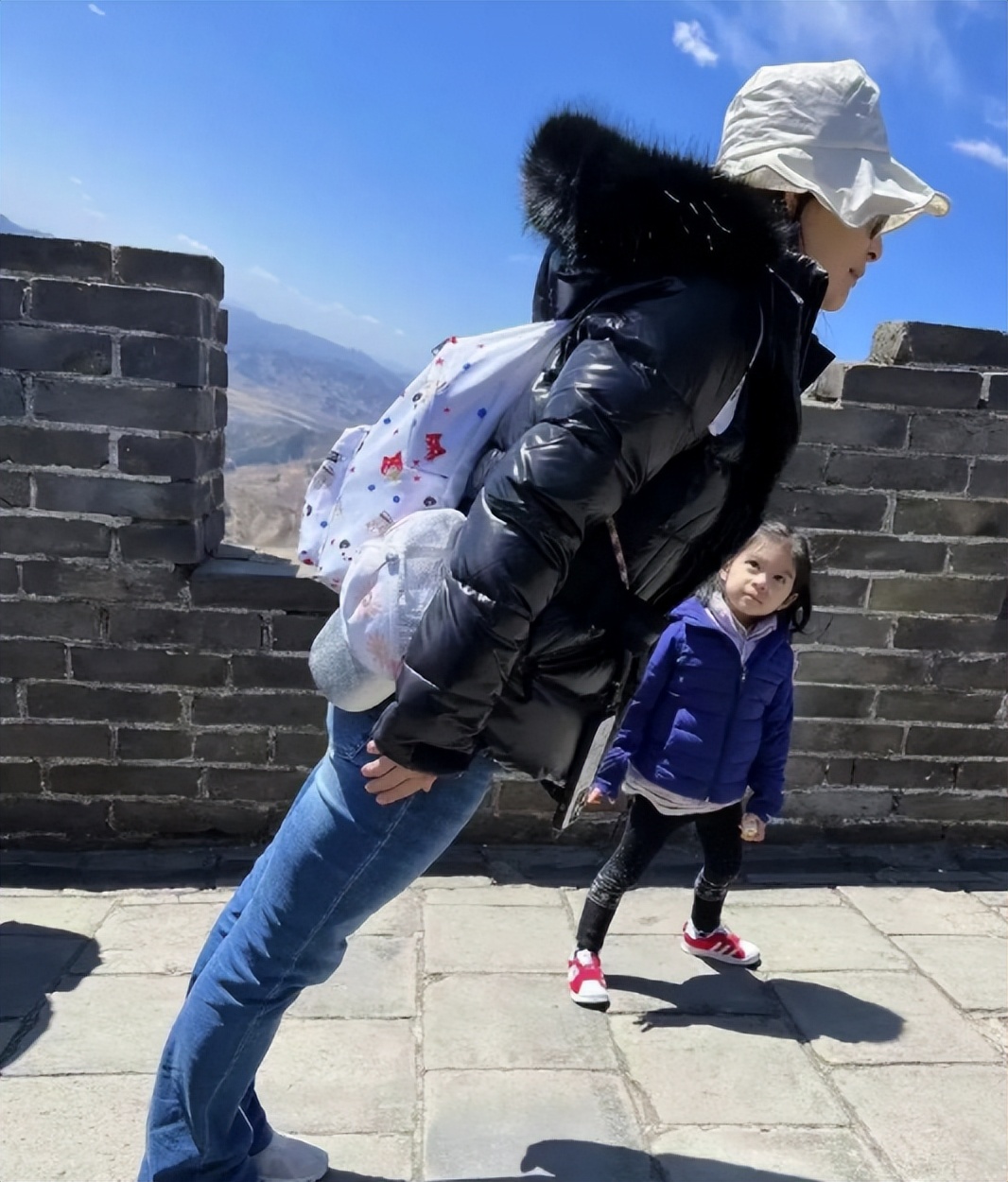 Guo Jingjing took her three children to visit Xi'an by train! Watching ...