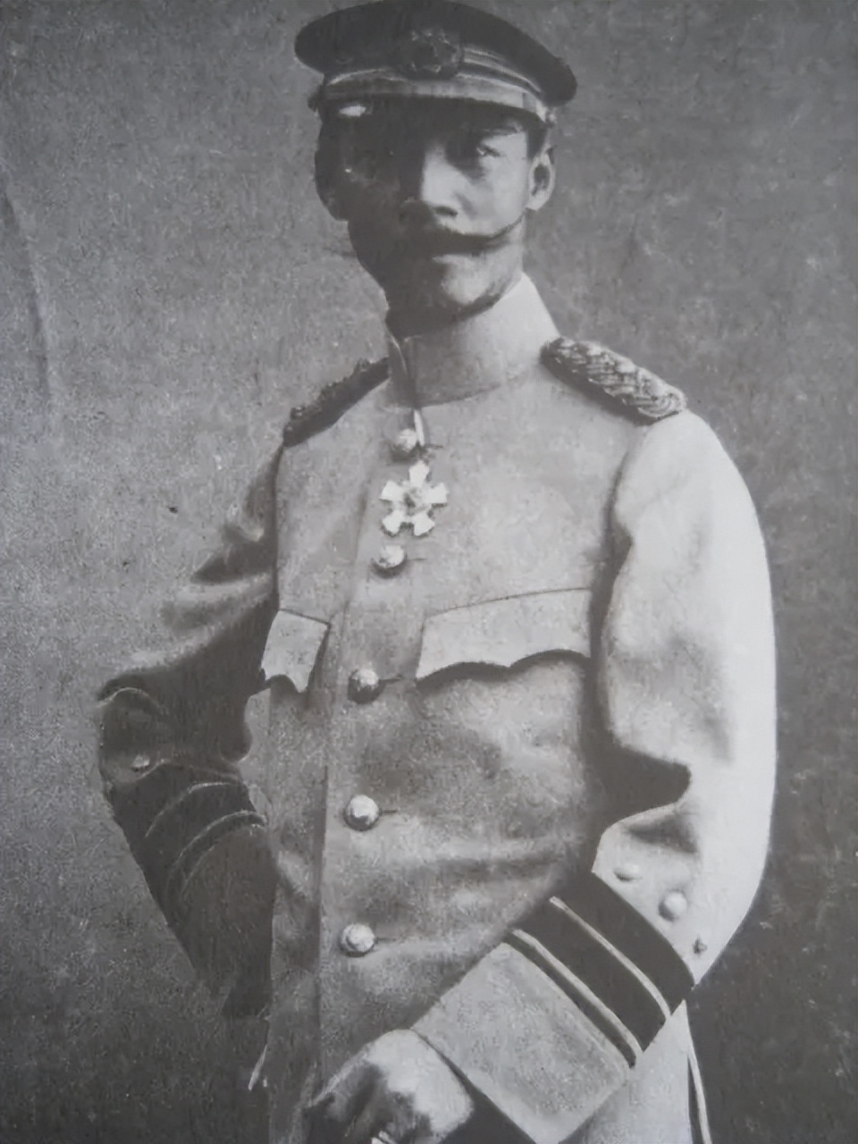 When Puyi got married in 1922, the special envoy from Beiyang performed ...