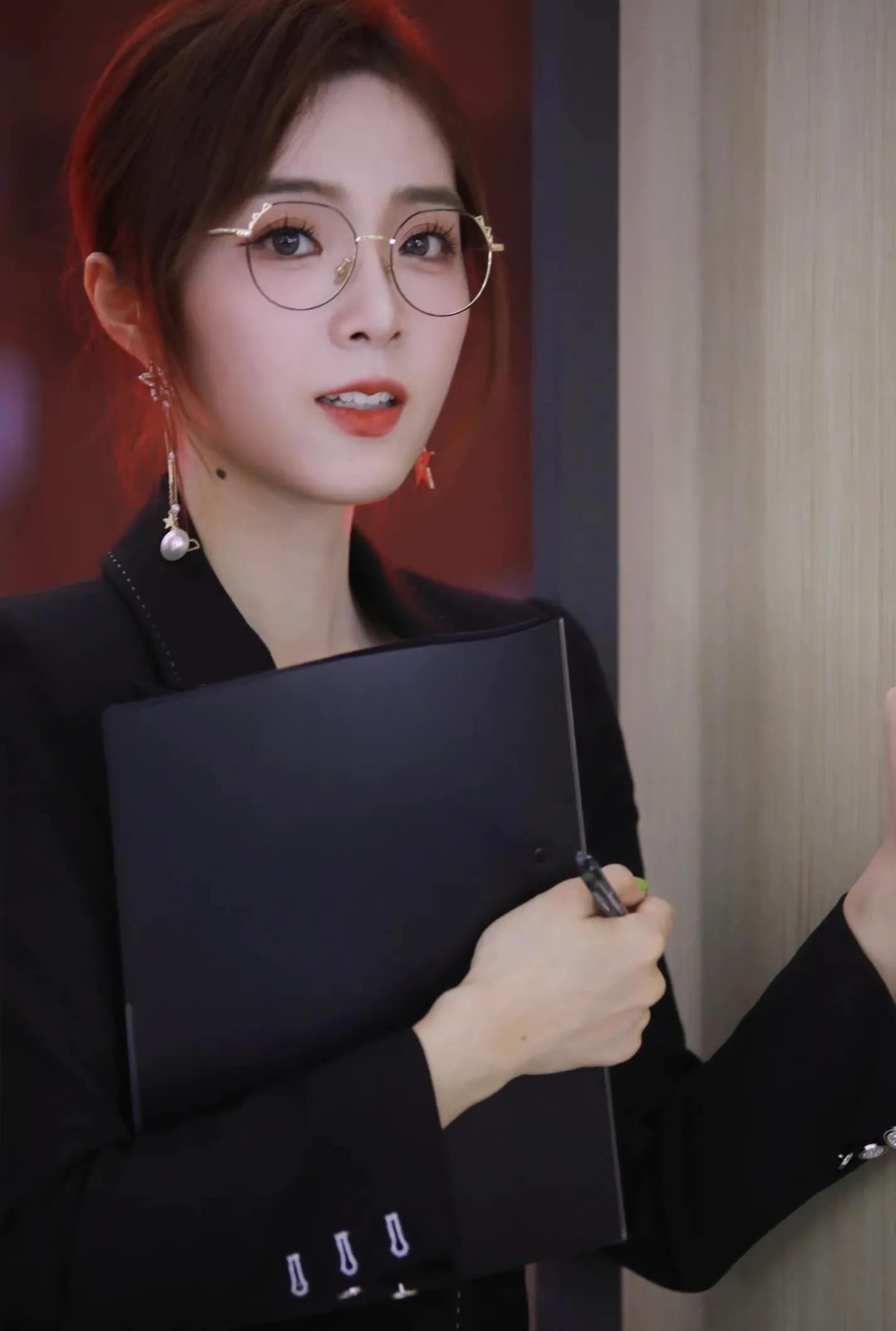 Yu Shuang wears a suit to work, looks very dazzling, and is also very cool and heroic - iNEWS