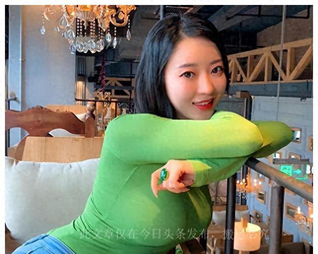 Jiang Pingting is a "beautiful person in the world". The moment she put on her jeans, netizens ...