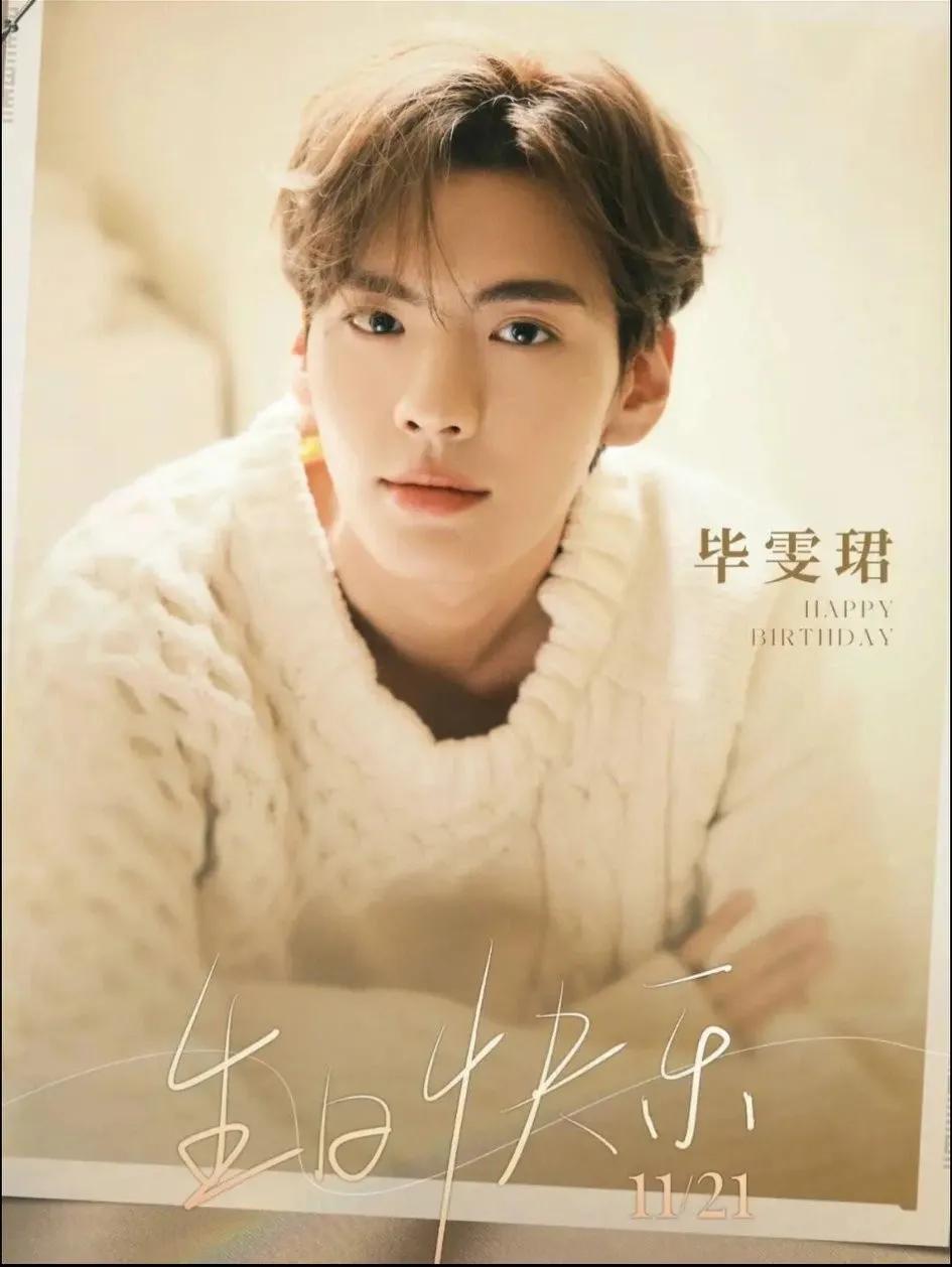 Bi Wenjun sang songs live at the autograph sale, wearing retro glasses, helping fans lift their ...