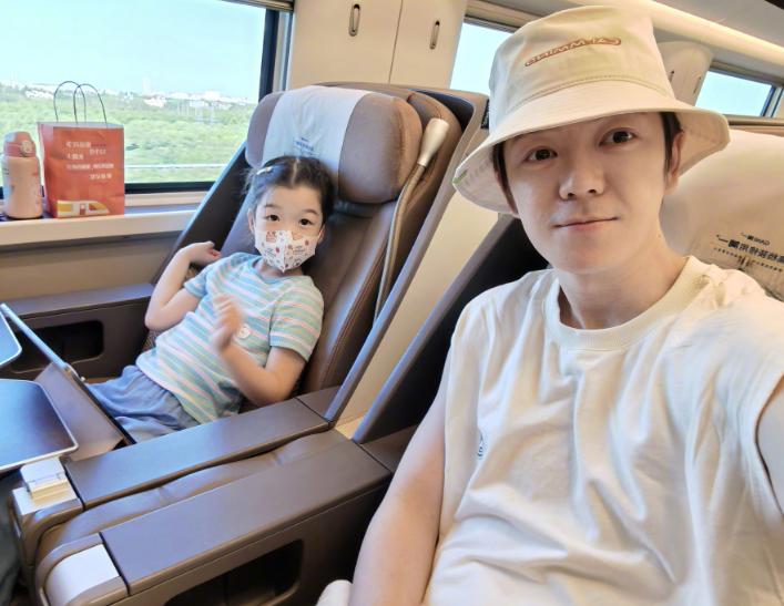 Wu Yating accompanies her son to experience farm work, and goes to the ...