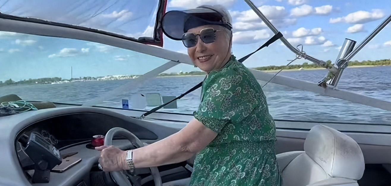 The 57-year-old actor shows off his American life: three generations of ...