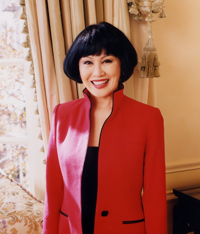 73-year-old Jin Yuxi made public his love affair, clasped his fingers ...