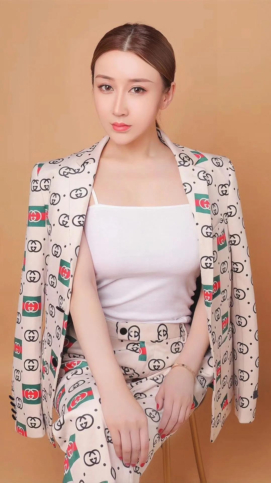 Jiang Yanxi's crisp breasts are slightly curvy, and her body is turbulent. Compared with Liu Yan ...