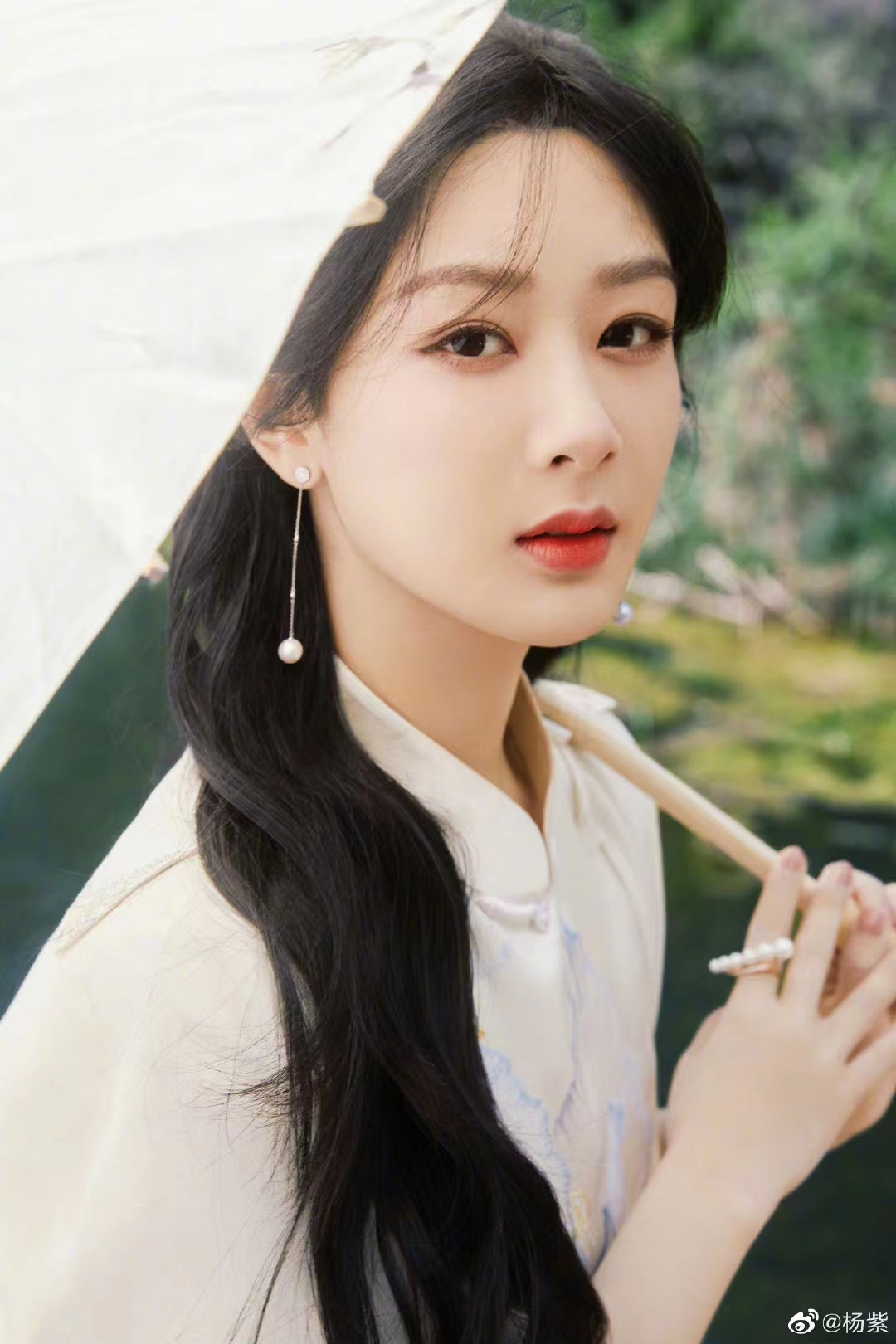 Have you been amazed by the photo of Yang Zi looking back with an ...