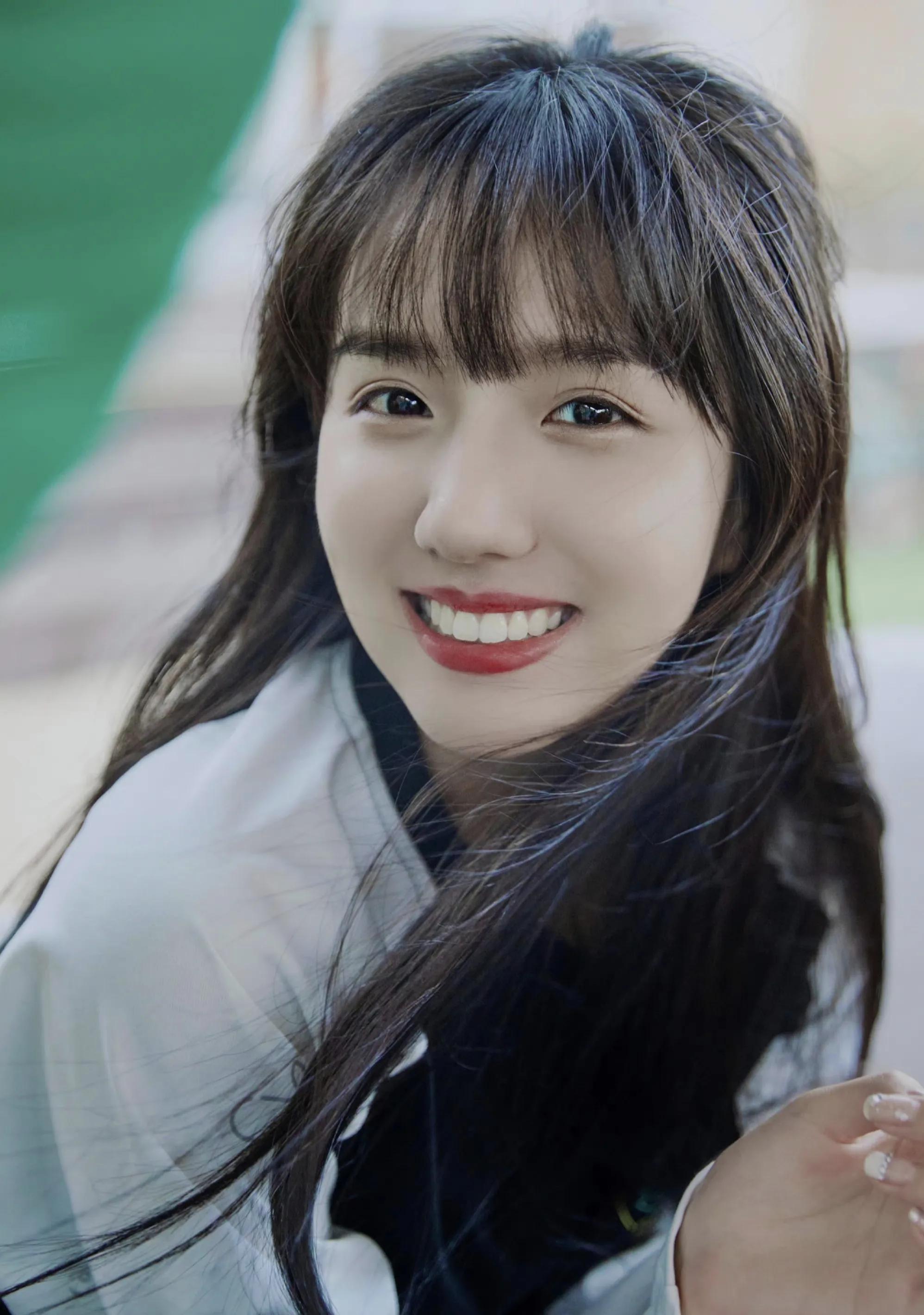 Su Xiaotong's fashion photo: cute, cute, sweet and beautiful - iNEWS