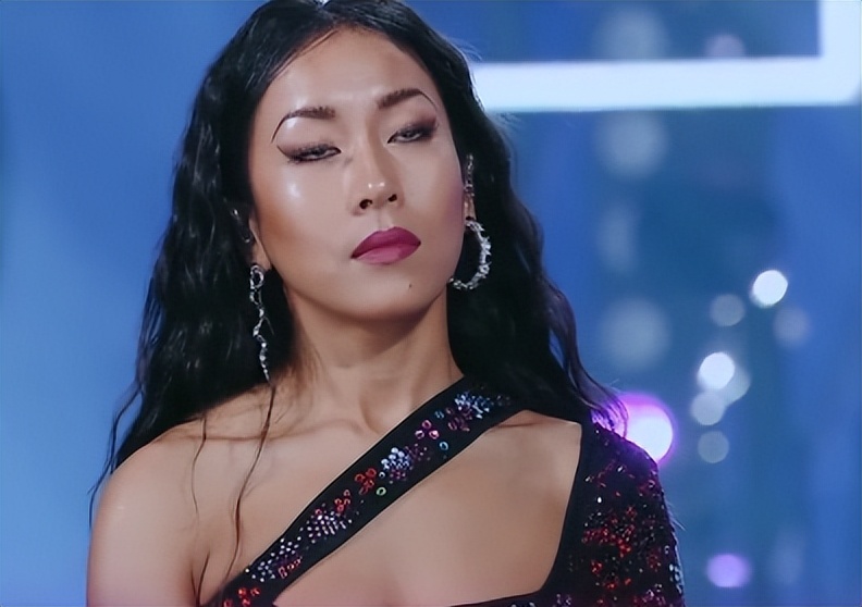 "Black Pearl" Jike Junyi completely fell to the altar, what did she do ...