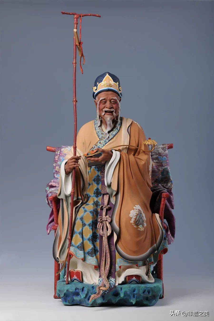 A modest and modest gentleman with different gold and color——"Clay ...