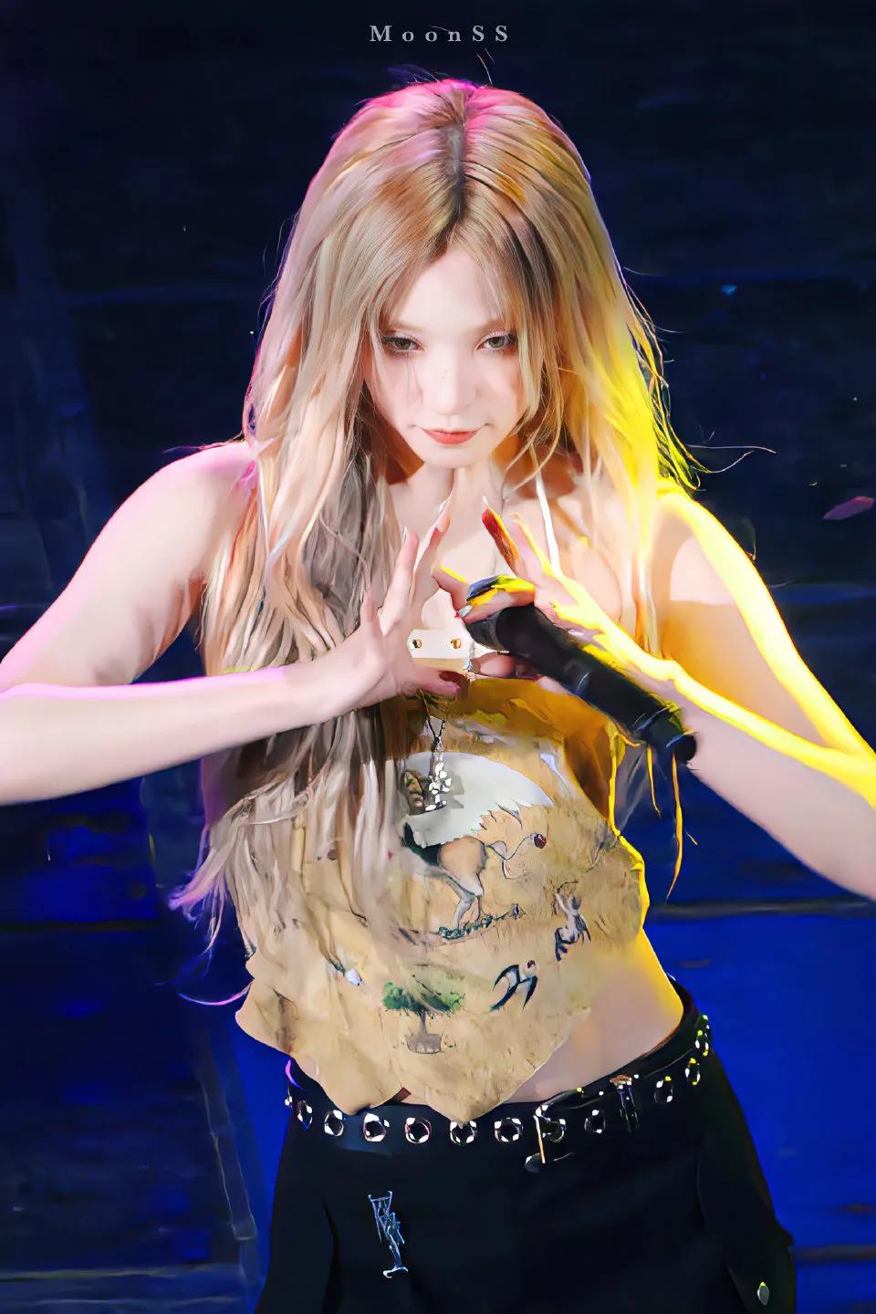 Song Yuqi danced hotly wearing a "belly pocket" top, and his big moves ...
