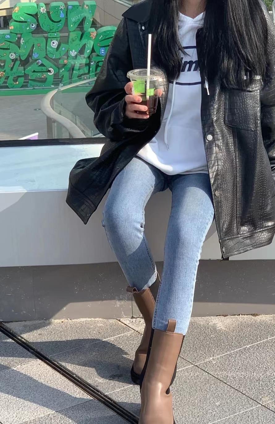 It is recommended that girls whose height is less than 160cm, wear ...