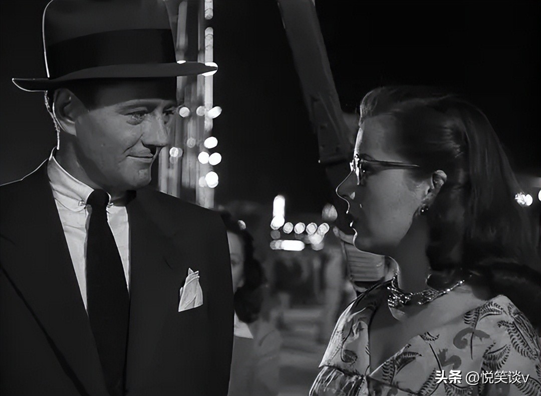 The suspense setting and charming mirror language in the film noir ...