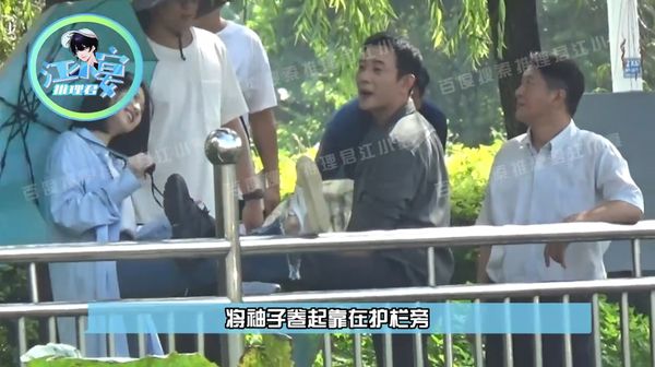 Tang Yan's 4th wedding anniversary "Luo Jin was exploded and the actress's legs overlapped ...