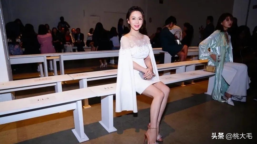"Queen of Nine Balls" Pan Xiaoting wears a one-shoulder dress with a ...