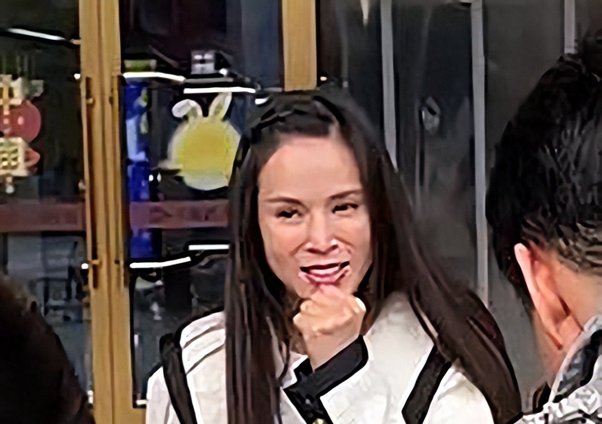 57-year-old Li Ruotong appeared at the Small Wild Goose Pagoda in Xi'an ...