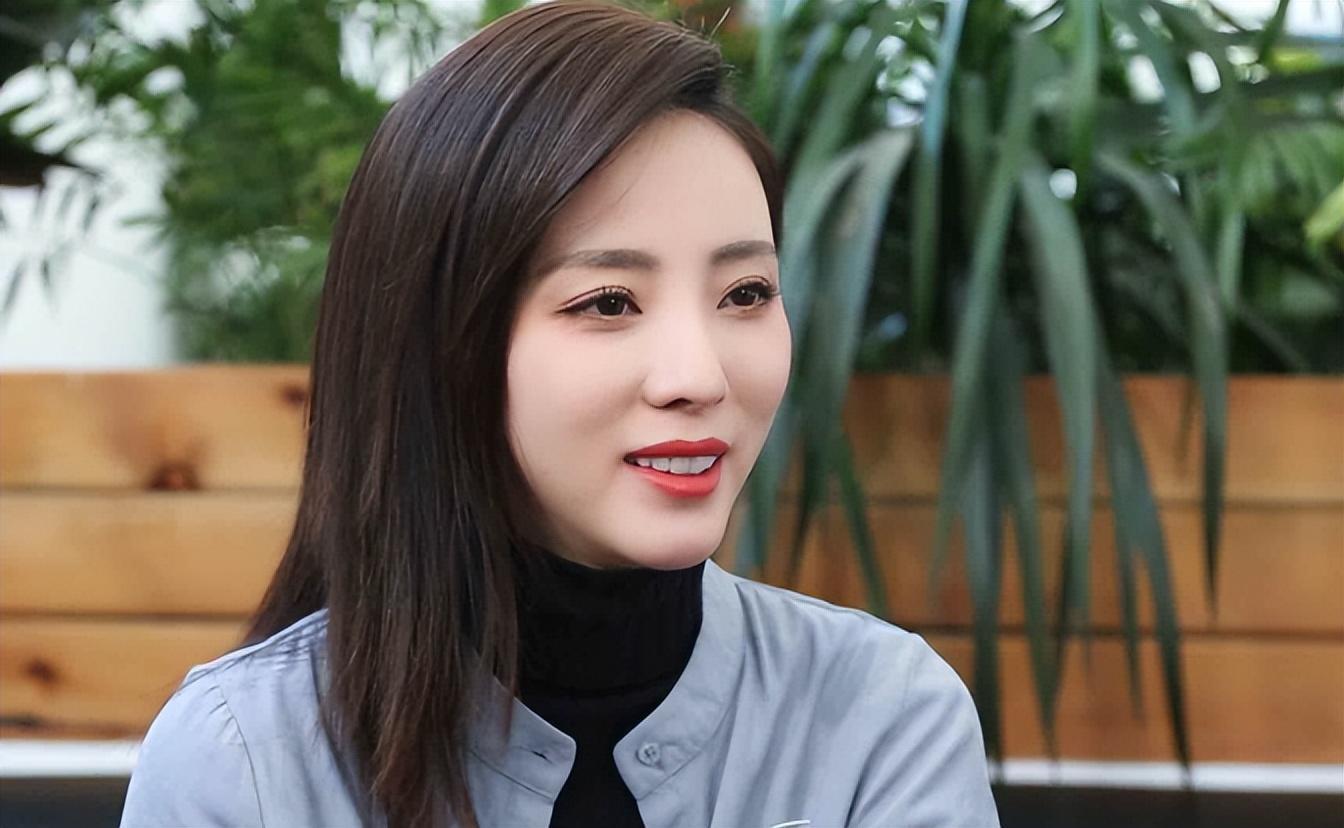 CCTV host Li Sisi married the president of Peking University and gave ...