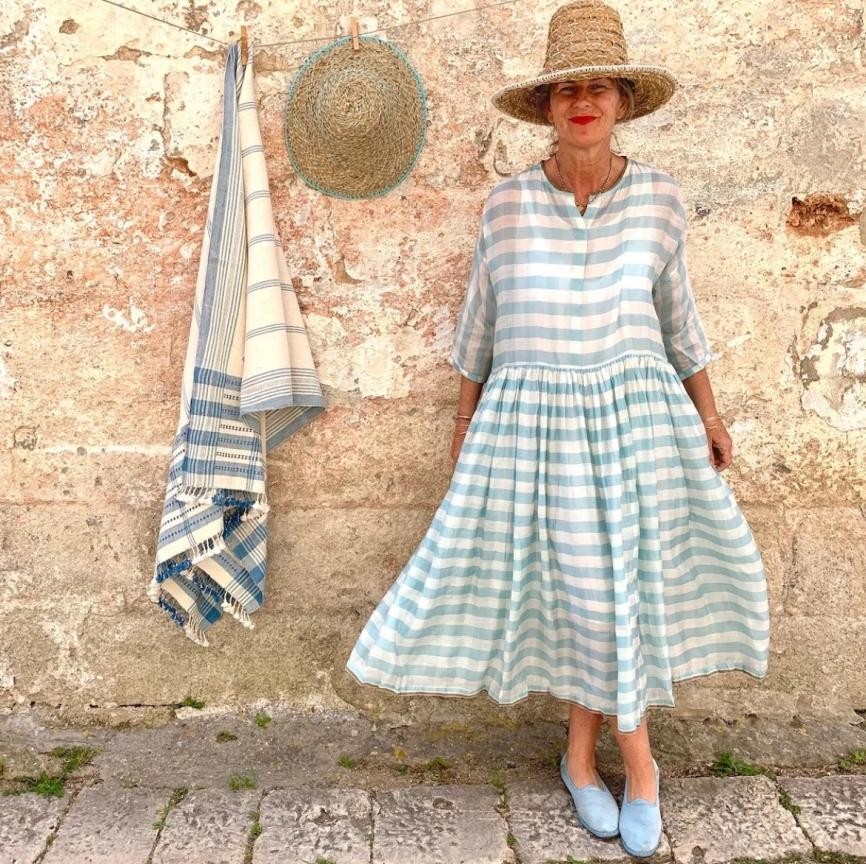Elegance to the core: This 60+ foreign dress grandma, let me understand ...