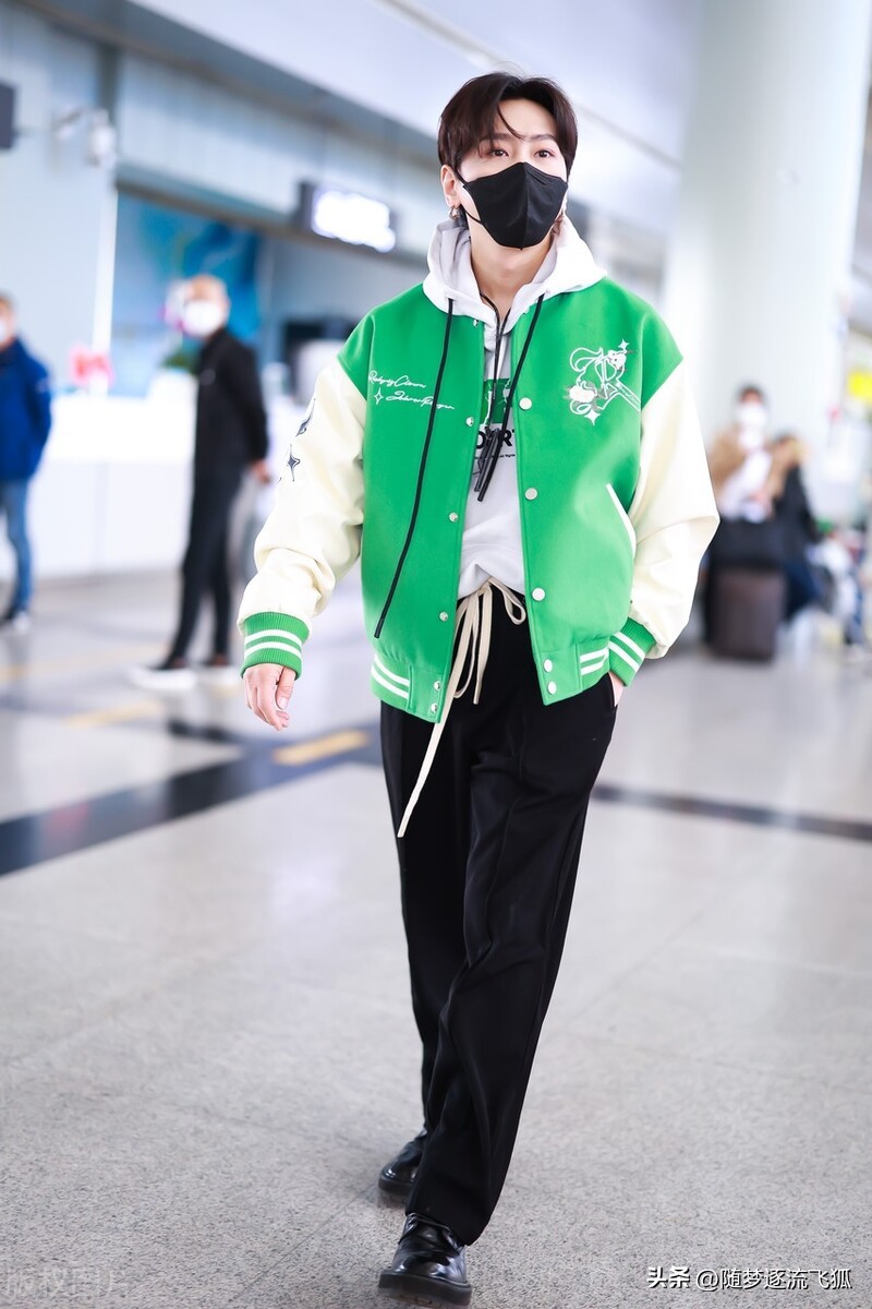 Wei Xun's latest airport Reuters photo was exposed, wearing a baseball ...