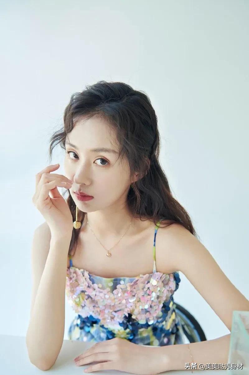 Mainland actress Zheng He Huizi is youthful, beautiful, sweet and ...