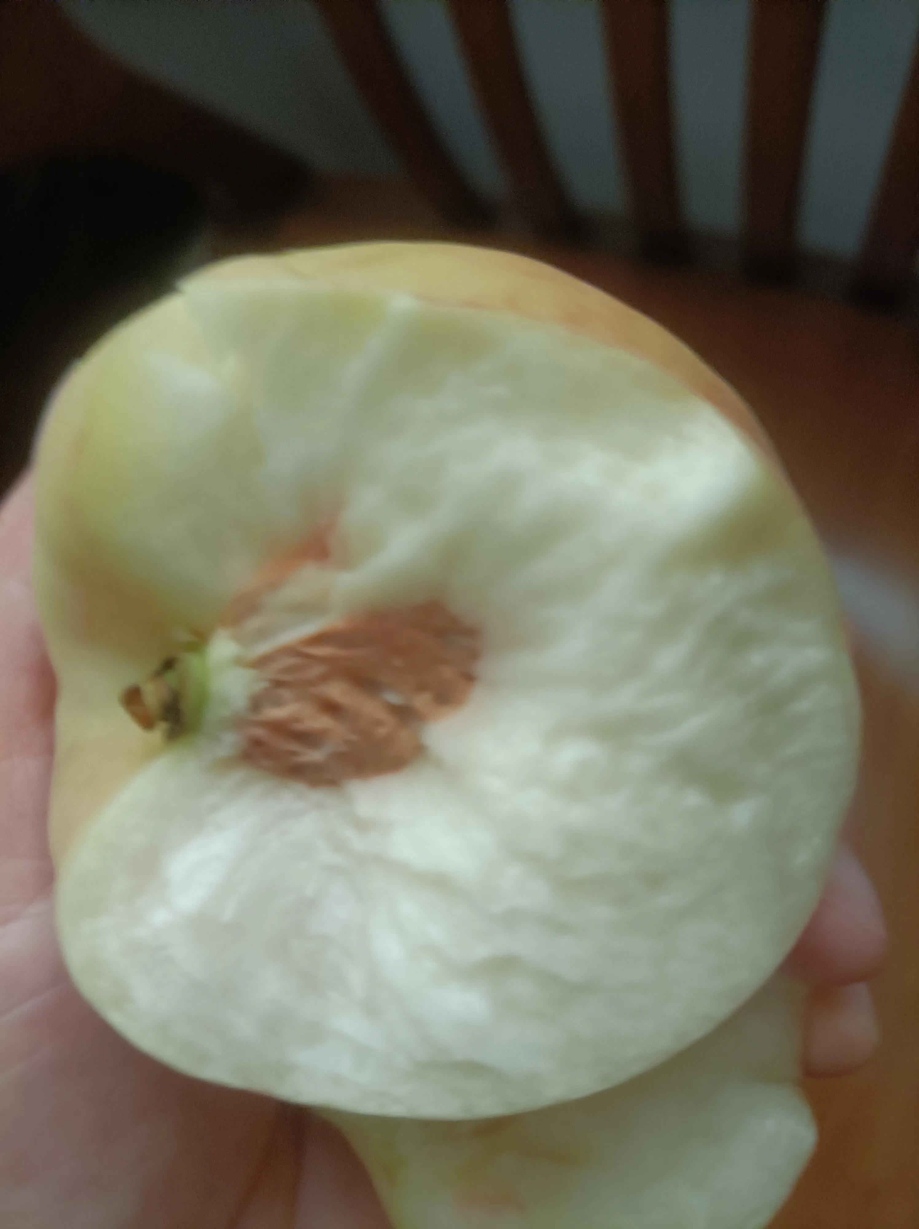 A woman who loves to eat peaches "from the core" - iMedia