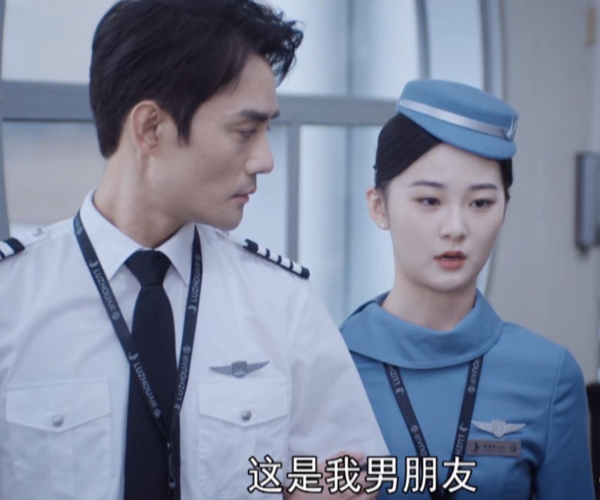 The stewardess of [Xiangfeng] put on ancient costumes, Li Yuheng was ...