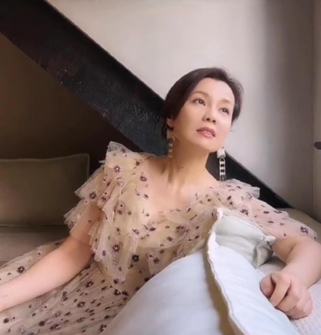 53-year-old Zhou Bingqian settled in Shanghai!In the mansion, dancing ...