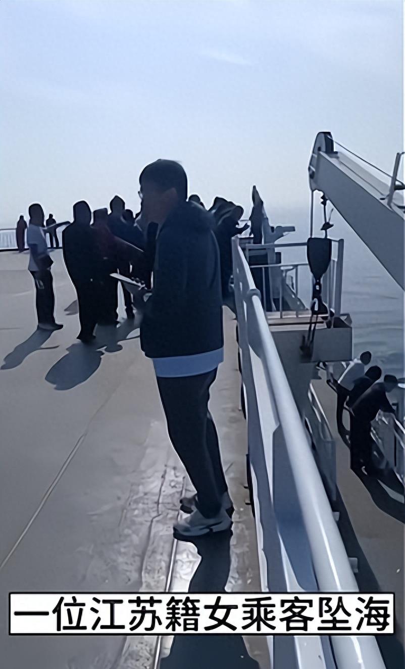On the passenger ship from Yantai to Dalian, a woman jumped into the ...