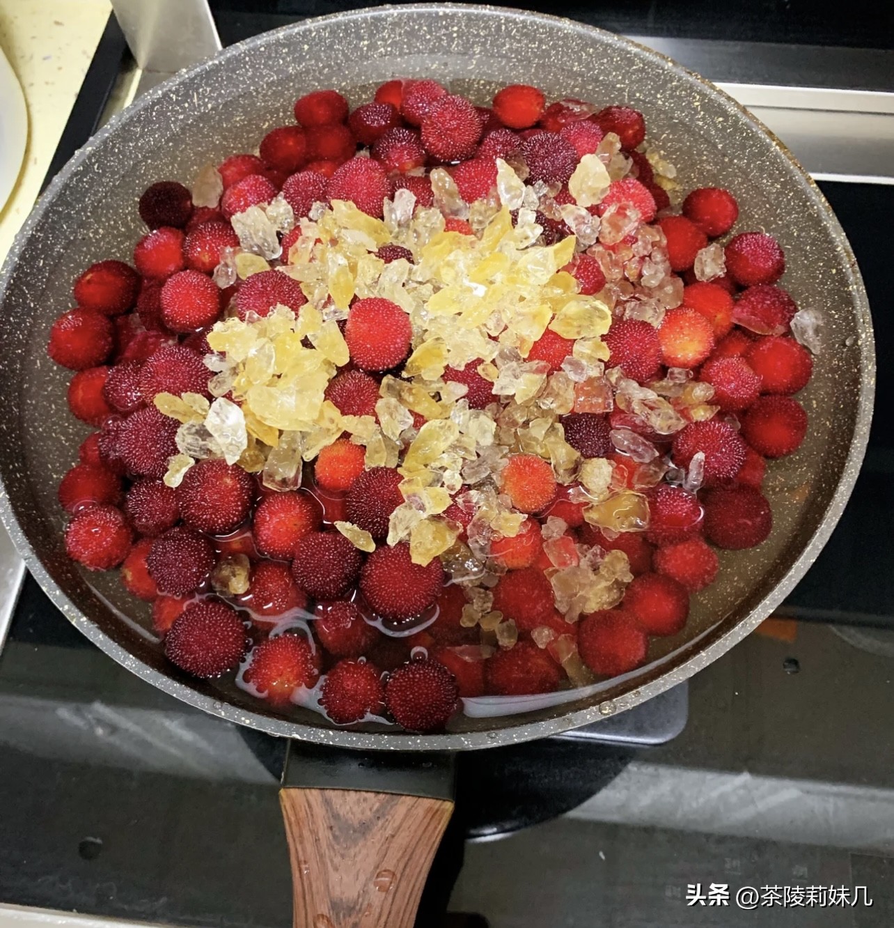 Yangmei and it are a perfect match! Eating this way in summer is sour ...
