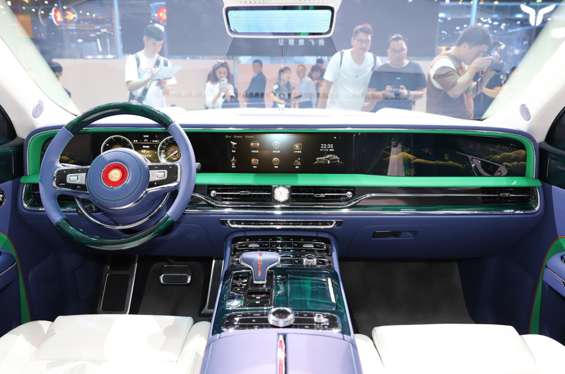 Hongqi "Rolls-Royce" real car exposure, equipped with lifting car logo ...