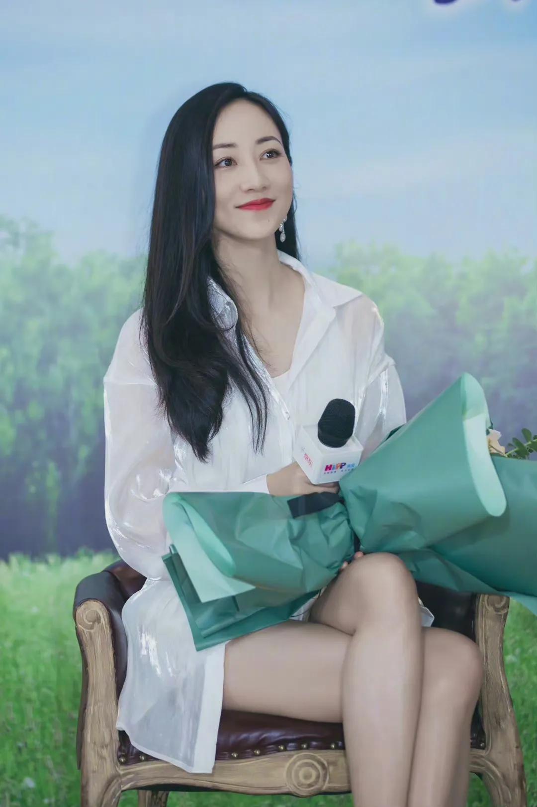 Beauty Han Xue has worked hard to keep her figure, her long legs are ...