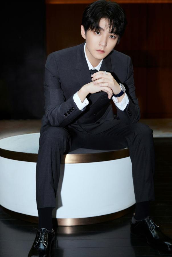 Time Fengjun posted a family portrait, TFBOYS station C first, careful ...