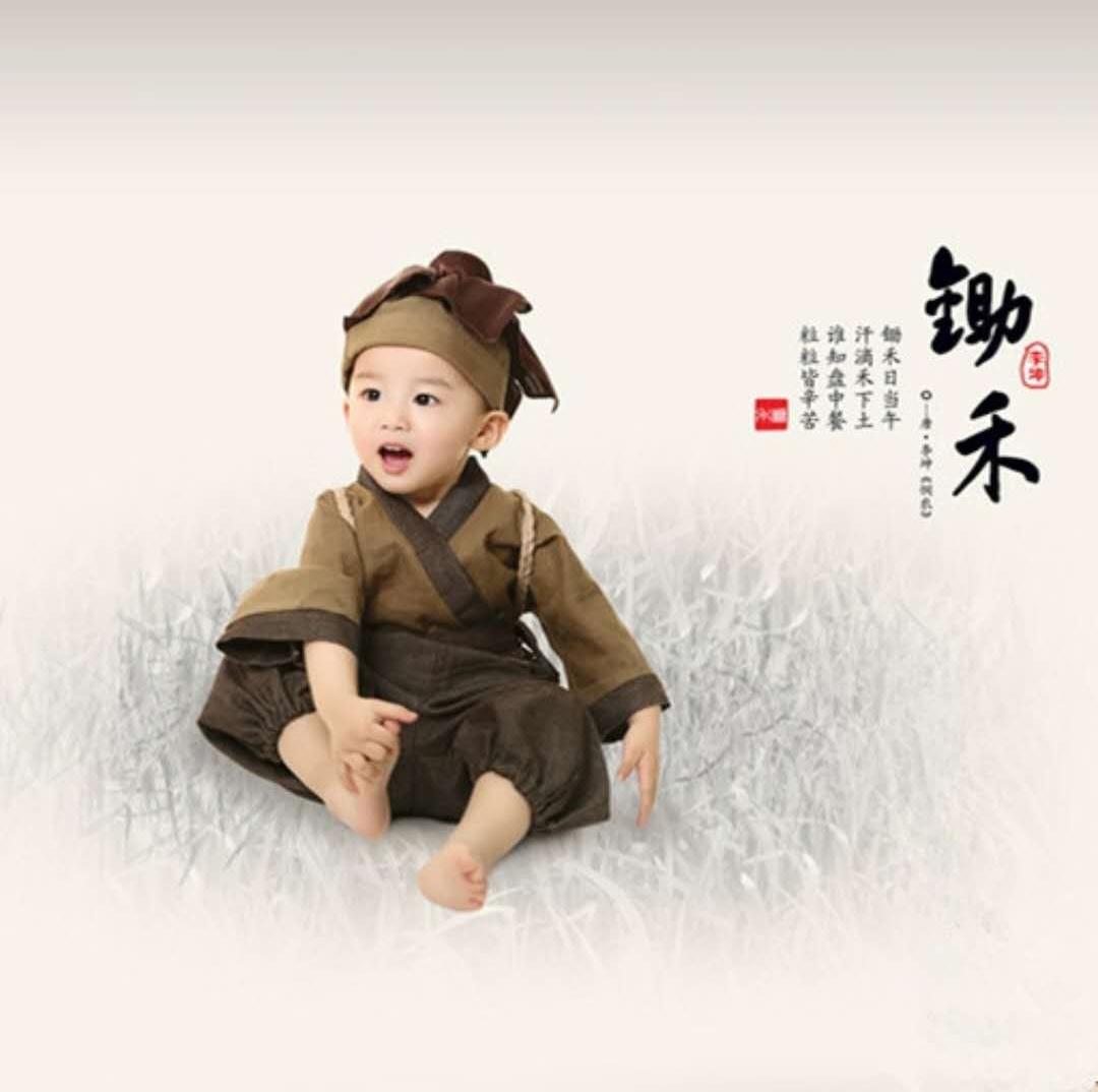 The wide-sleeved Confucian dress and the robes of the Chinese beauty in ...