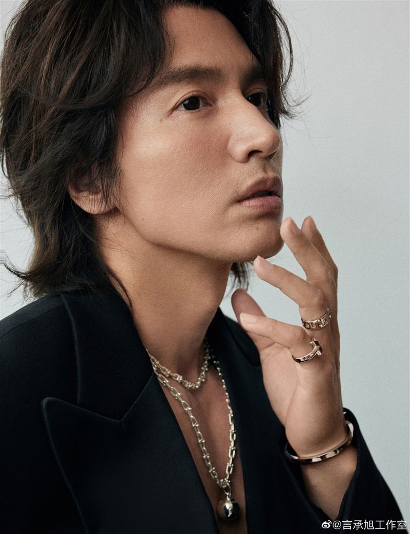 It's amazing to be 46 years old! Jerry Yan wears a vacuum suit and ...