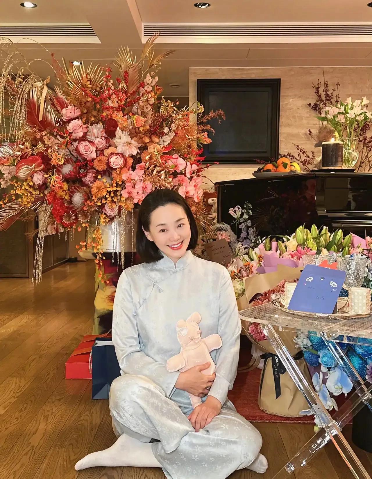 The ageless male god Lin Yilun celebrated his wife's birthday, and it ...