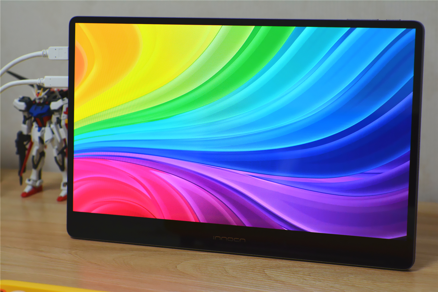 INNOCN 15A1F portable screen review: 15.6 inches, OLED screen, weighs only 720 grams - iNEWS