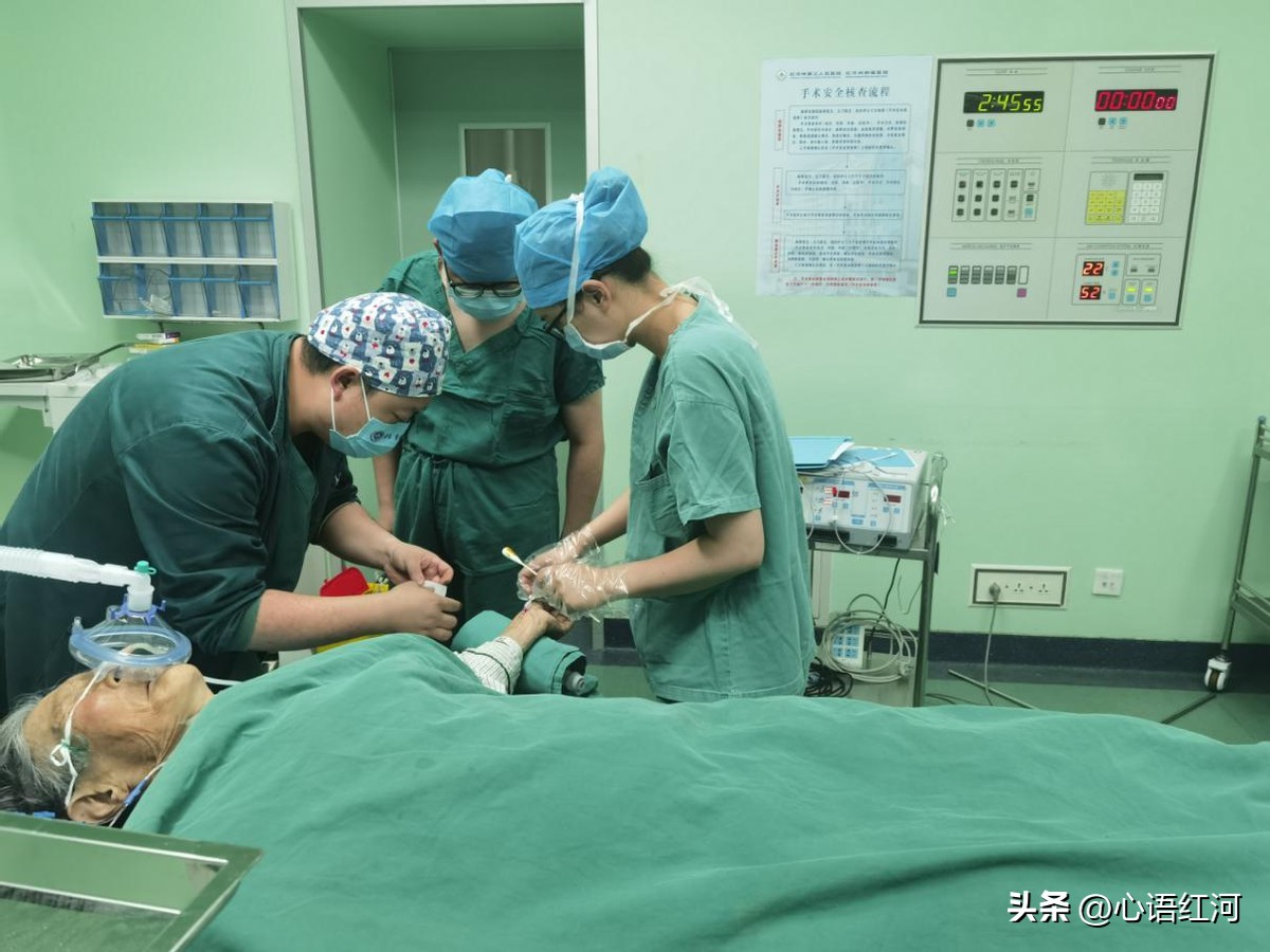 Family members and doctors of 87-year-old patients with intestinal ...