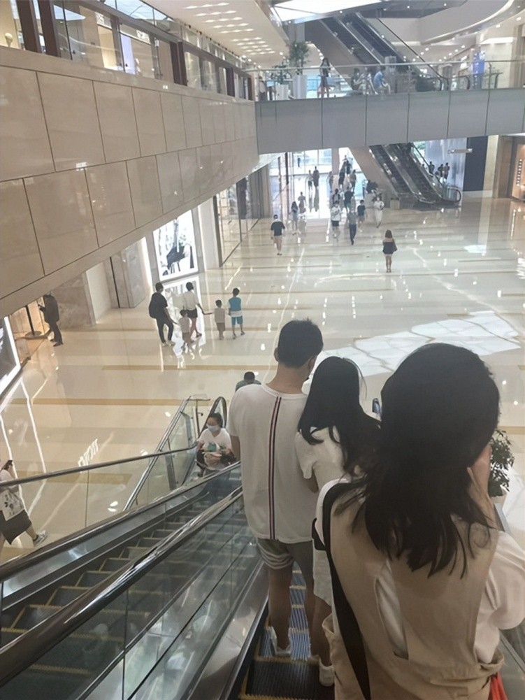 It is revealed that Sun Yang and Zhang Doudou are shopping sweetly ...