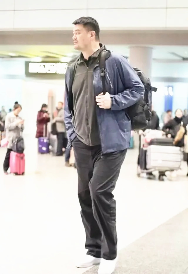 Yao Ming walks to the airport alone, with a classic three-piece suit ...