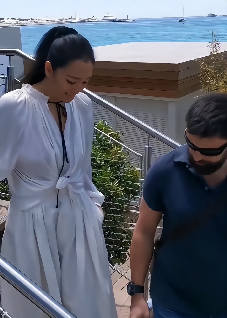 A recent photo of 57-year-old Gong Li was exposed!Appeared in Singapore ...