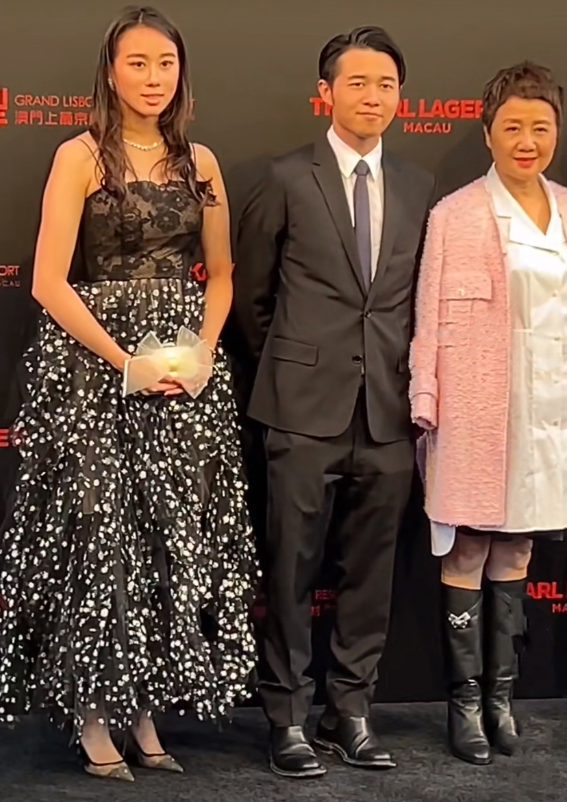 He Youjun and Xi Mengyao appeared together, the couple held hands throughout the whole process ...