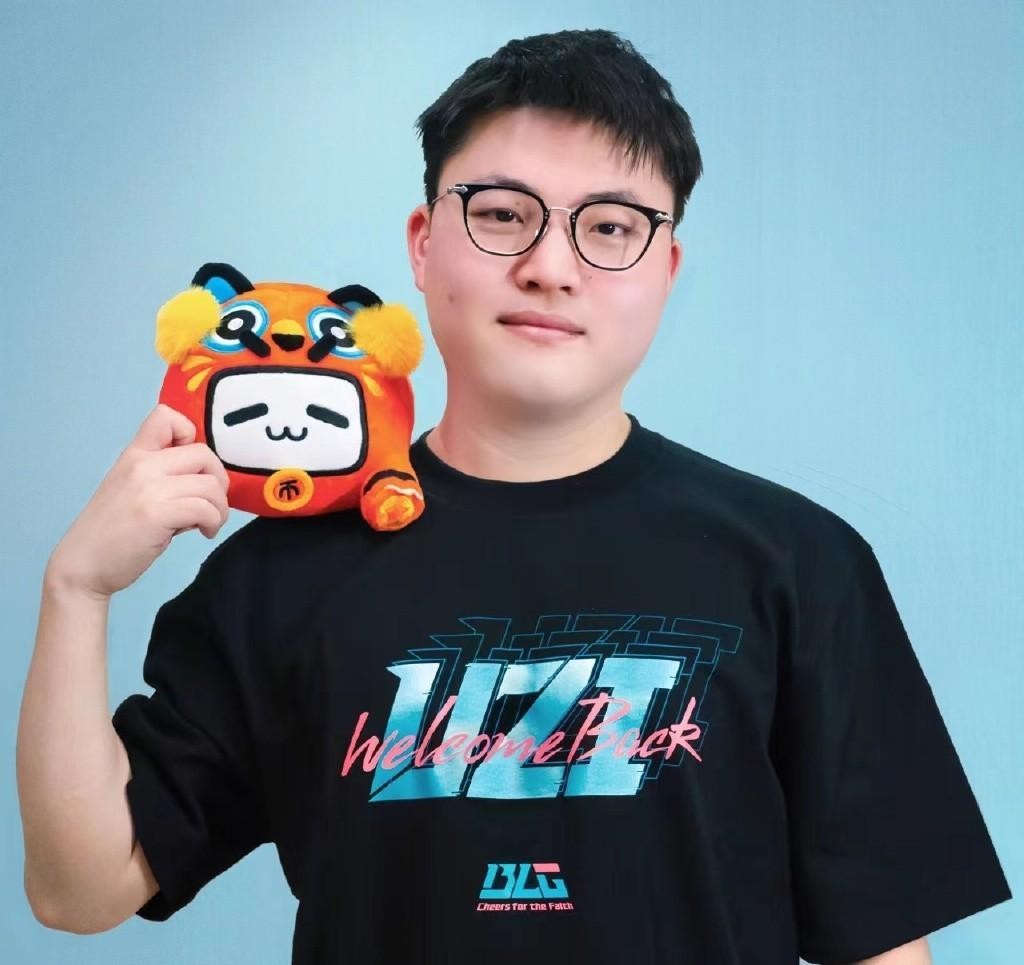 Uzi wants to join V5?Follow Karsa and Rookie on Uzi Weibo, is Boss He going to take action? - iNEWS